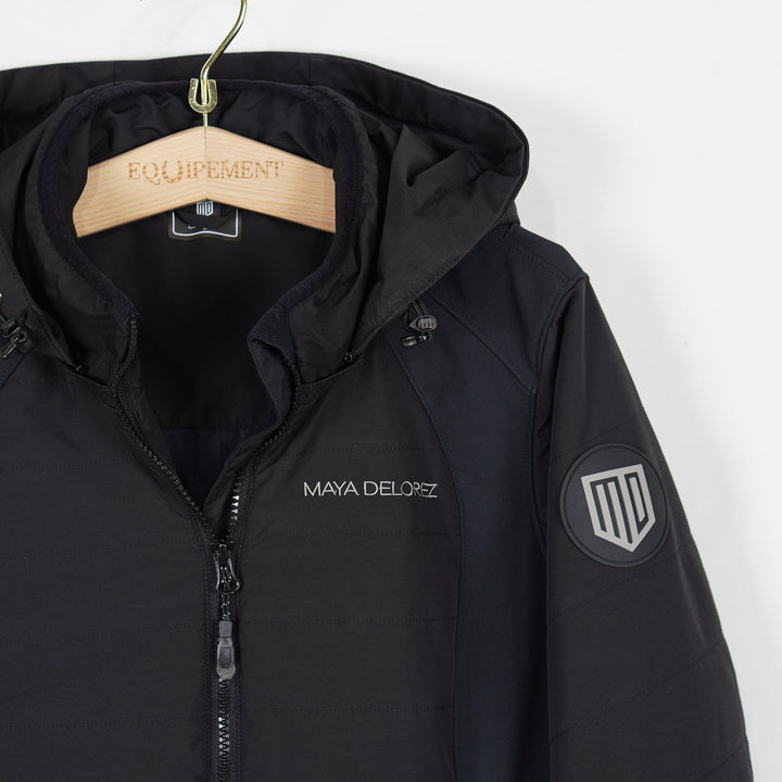 Maya Delorez – Equipement Sverige AB