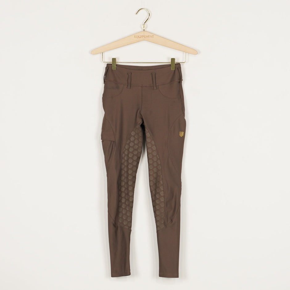 Maya Delorez – Equipement Sverige AB